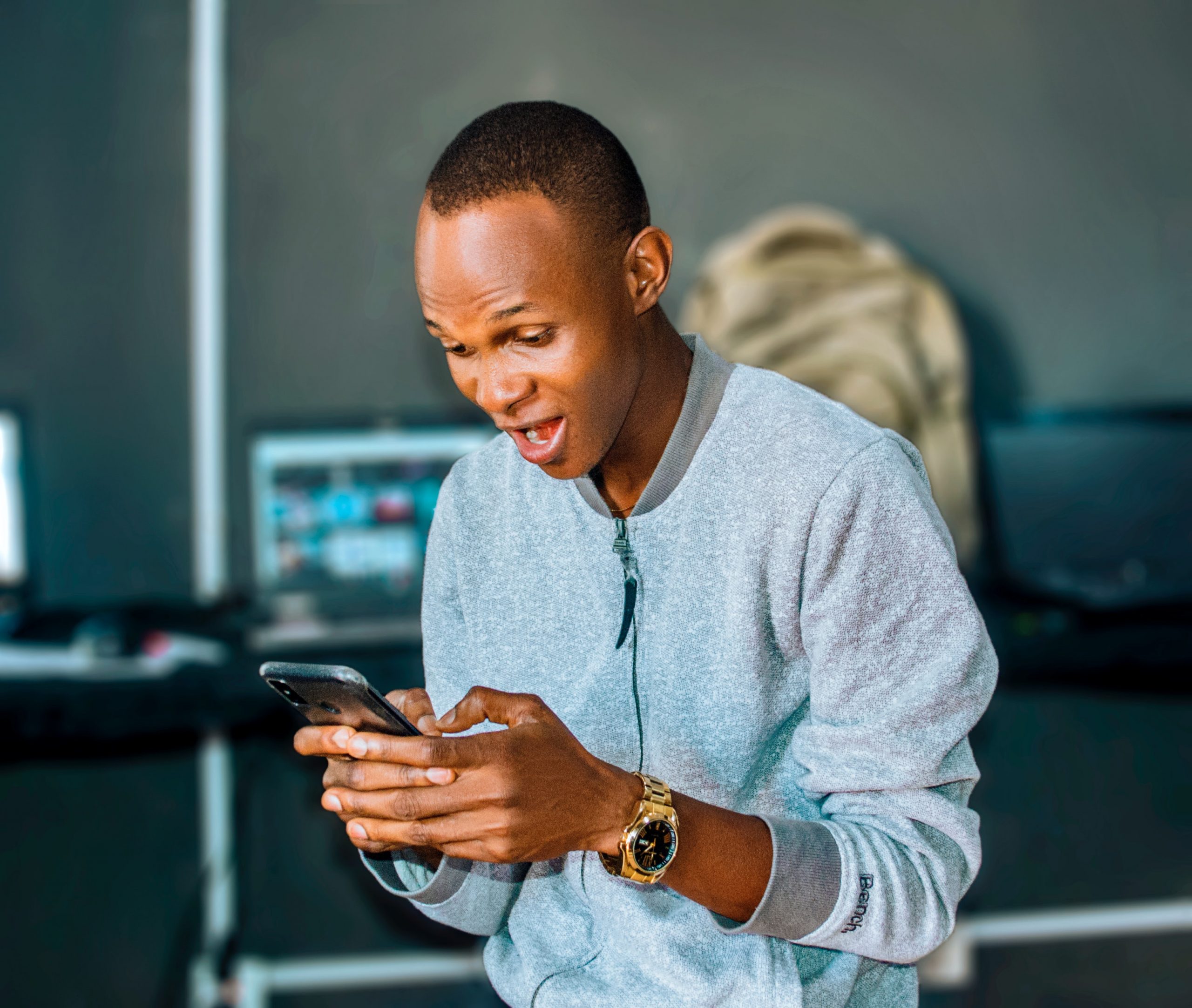 4 Tips to Keep Your Readers Hooked With Emotive Writing